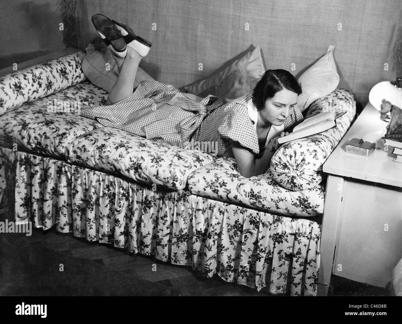 Reading woman, 1936 Stock Photo - Alamy