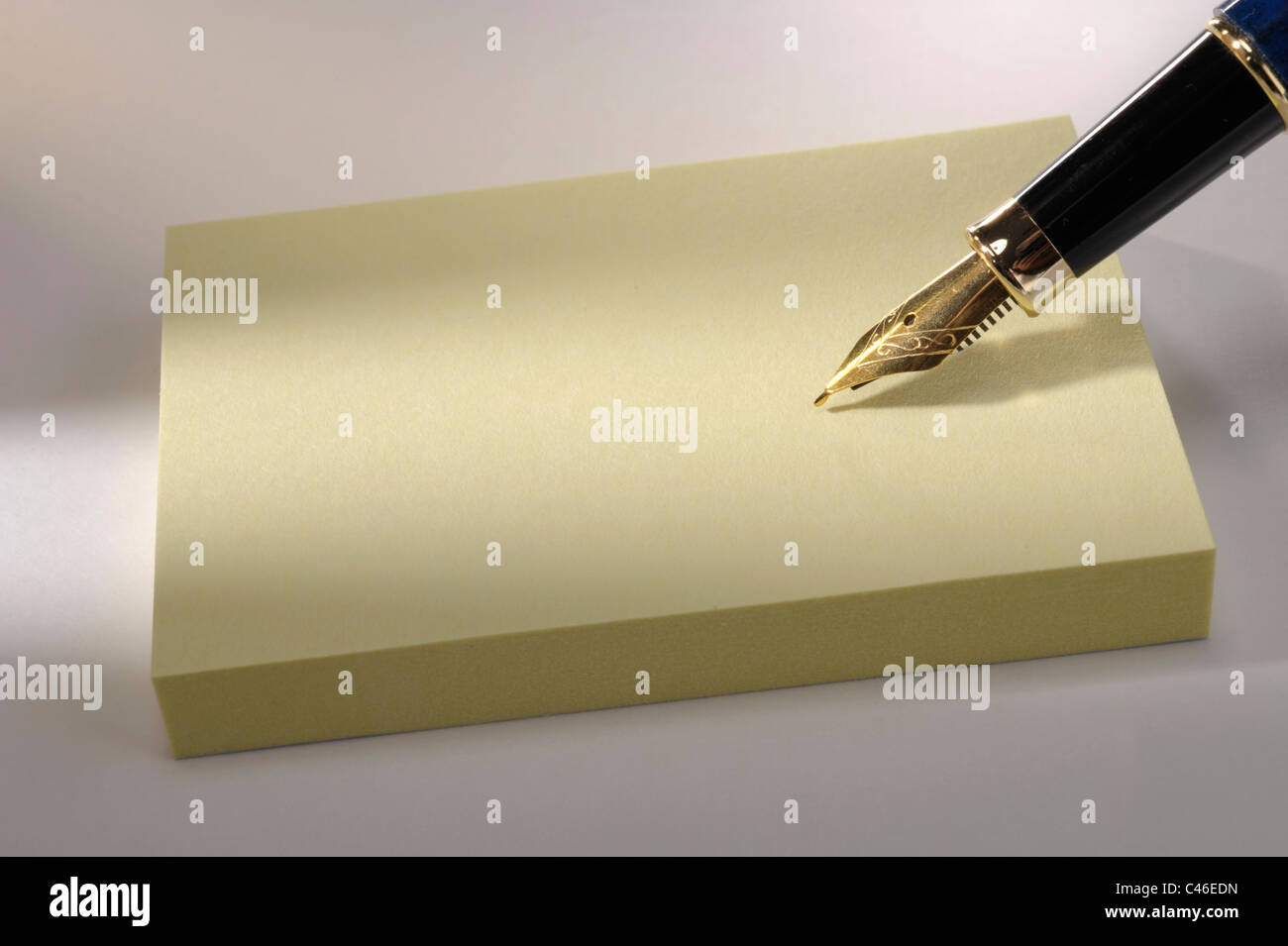 memo paper and pen Stock Photo - Alamy