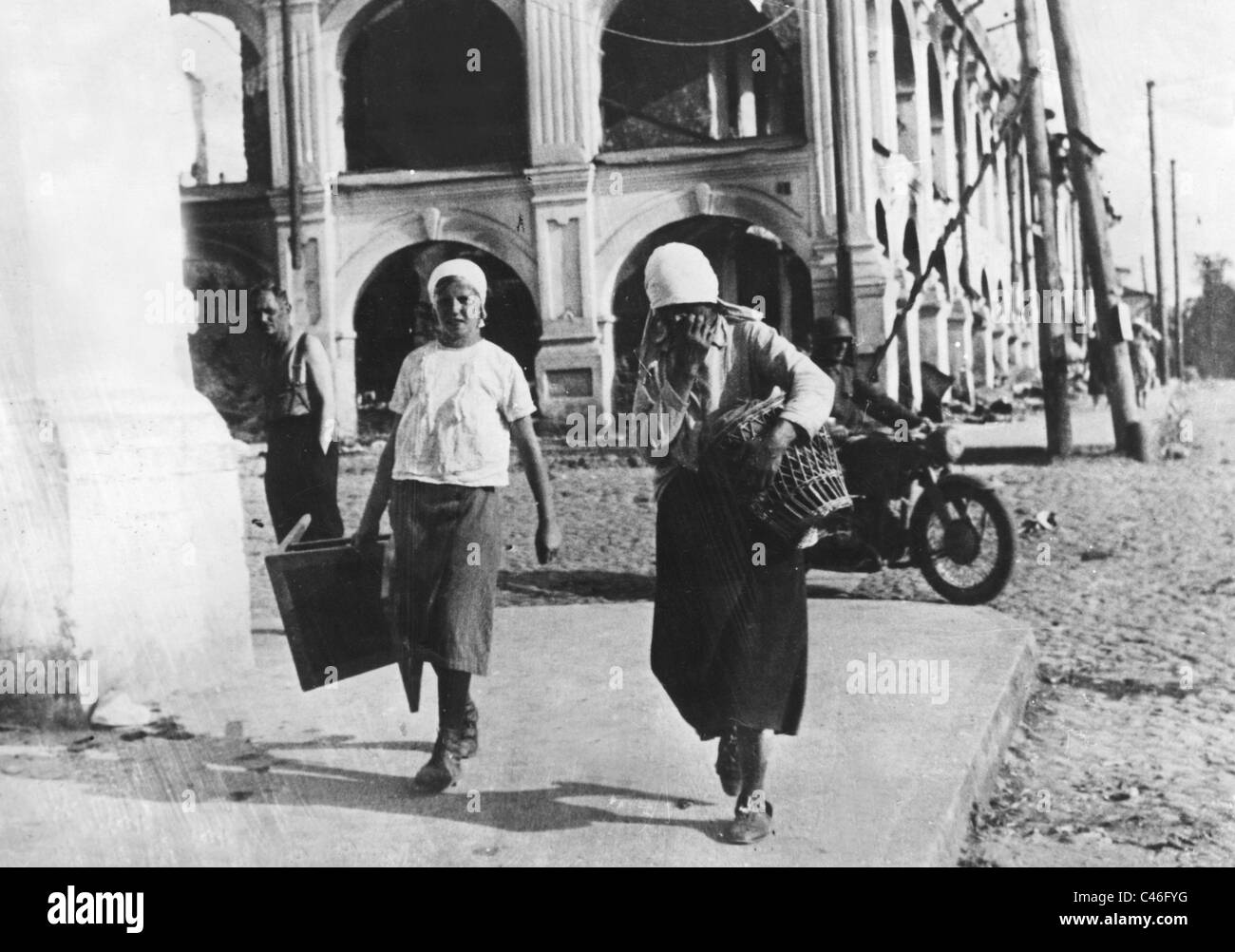 World war russian civil population hi-res stock photography and images ...