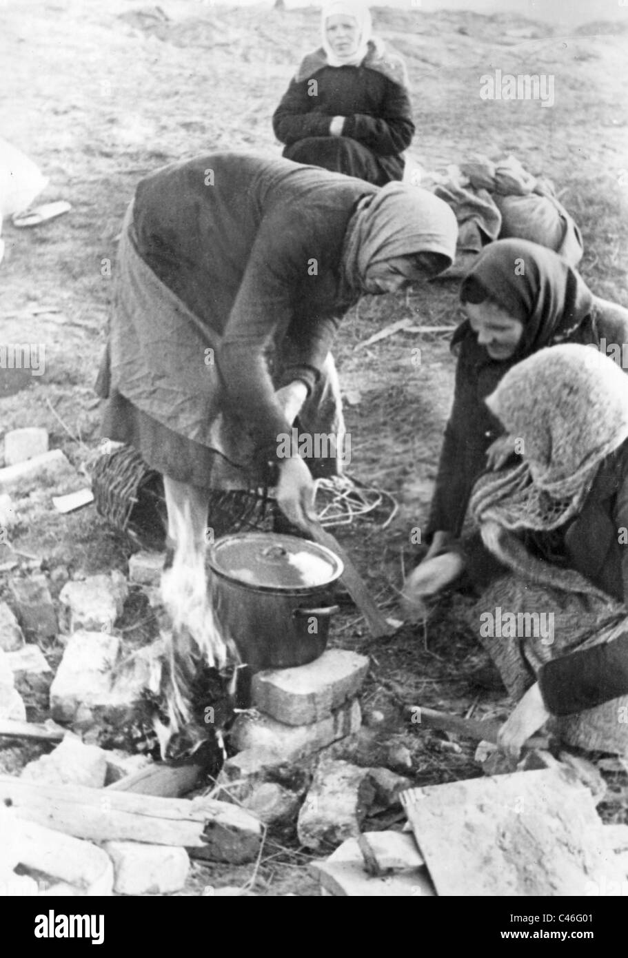 World war russian civil population Black and White Stock Photos ...