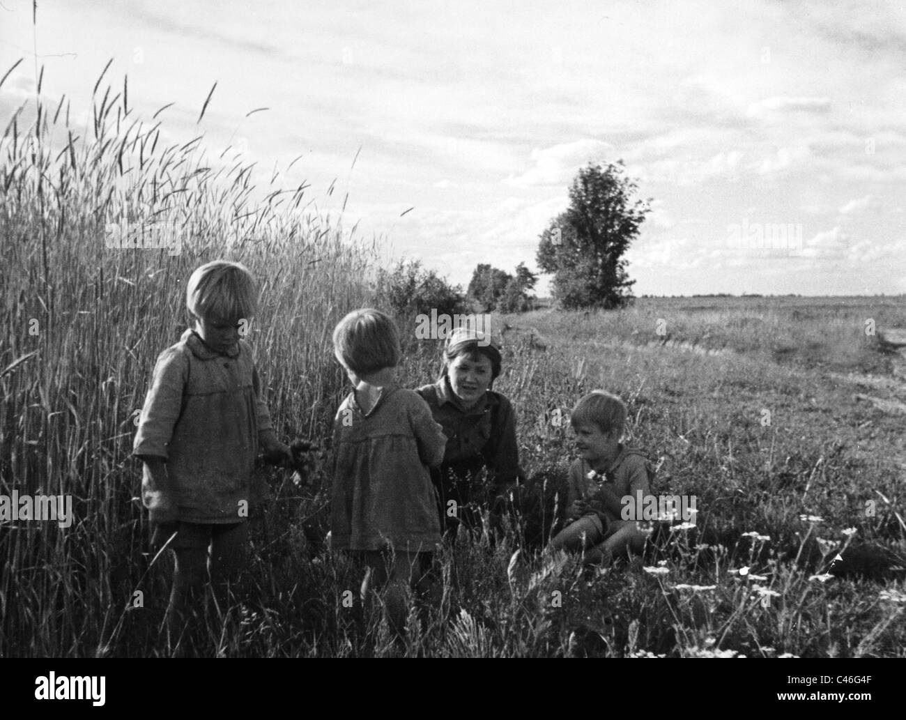World war russian civil population Black and White Stock Photos ...