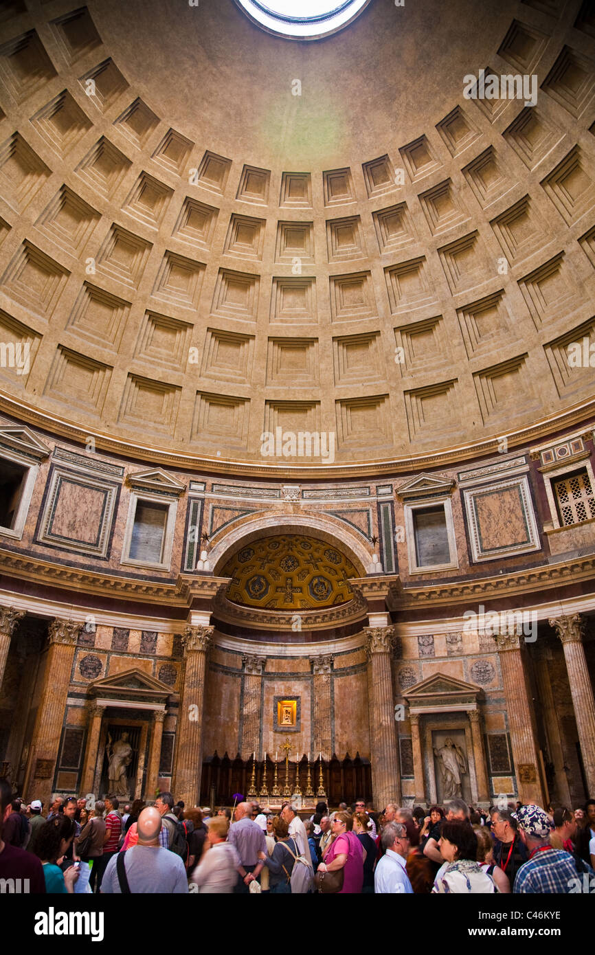 Tourists inside the Pantheon in Rome Stock Photo - Alamy
