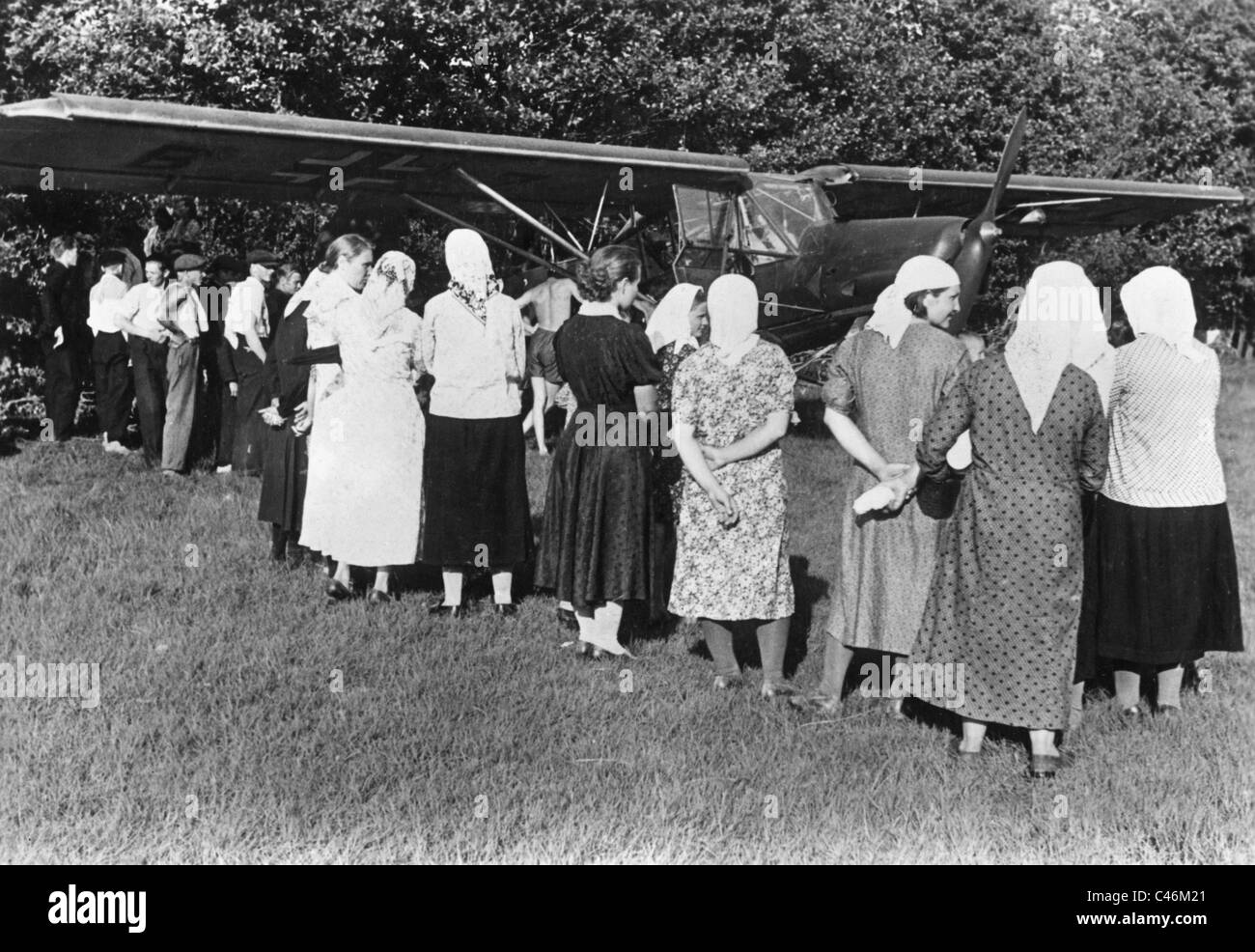 Second World War: Troops of German Army Group North advancing and ...