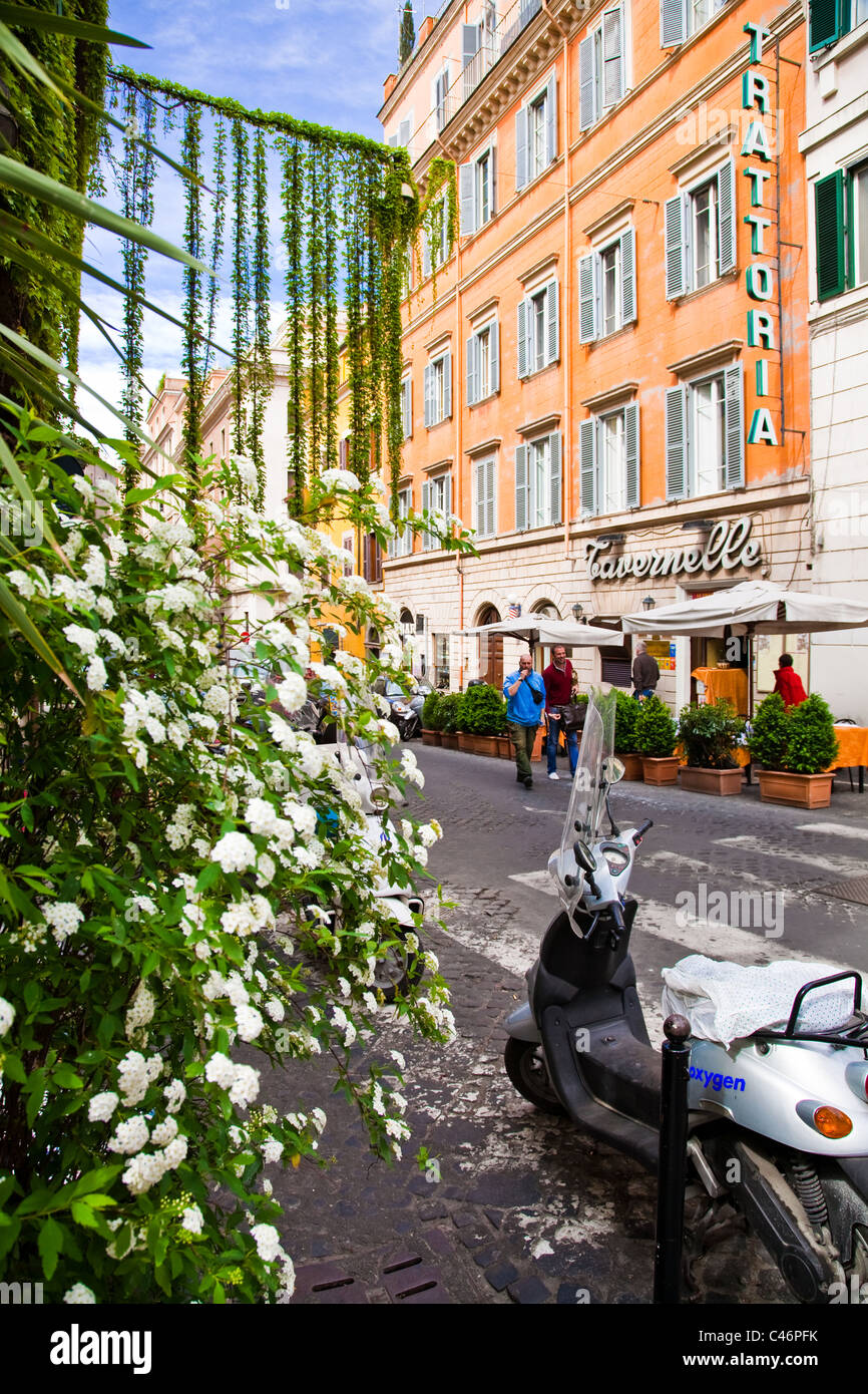 Street scene in rome hi-res stock photography and images - Alamy
