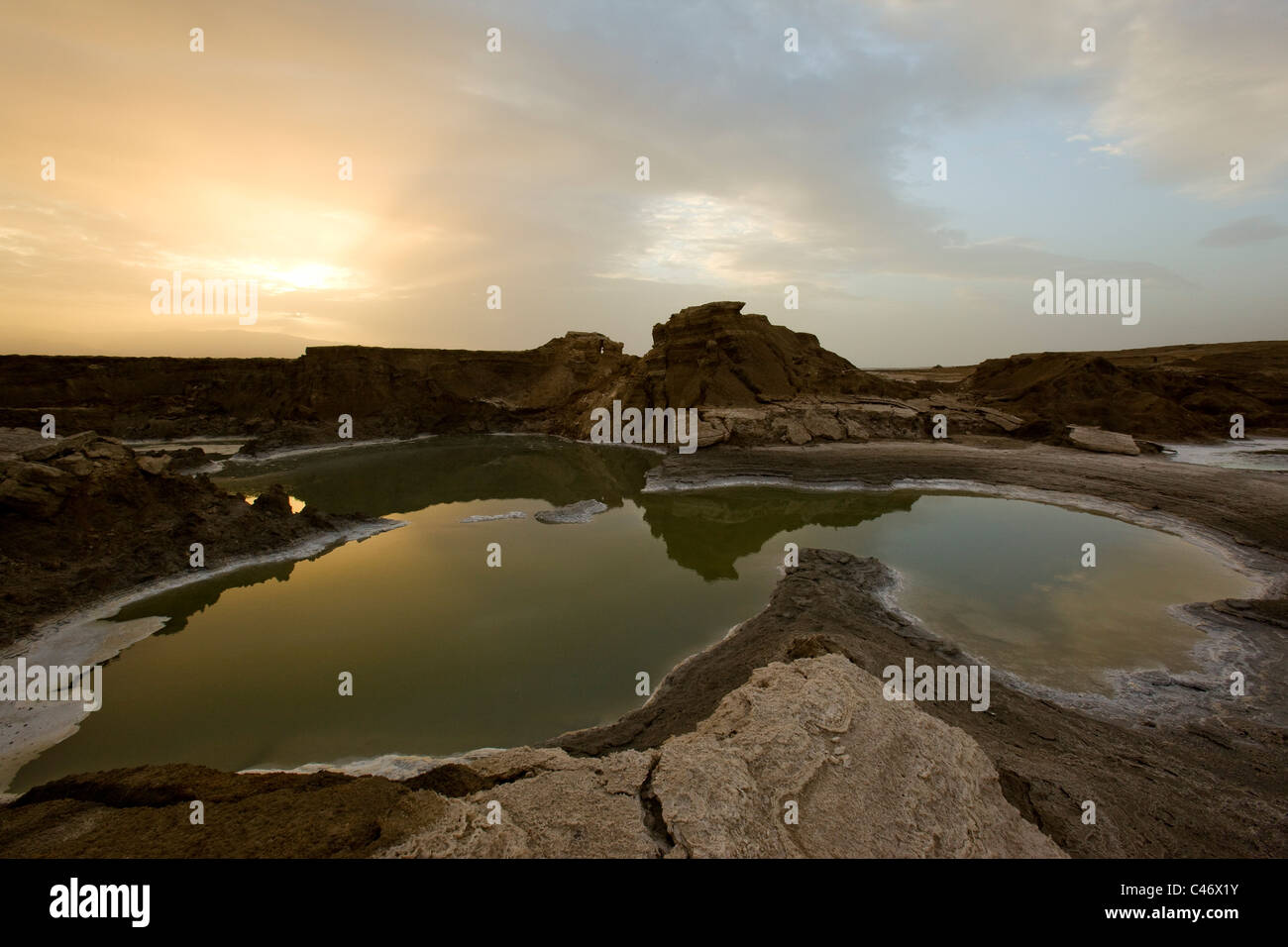 Photograph of the landscape of the Dead Sea Stock Photo - Alamy