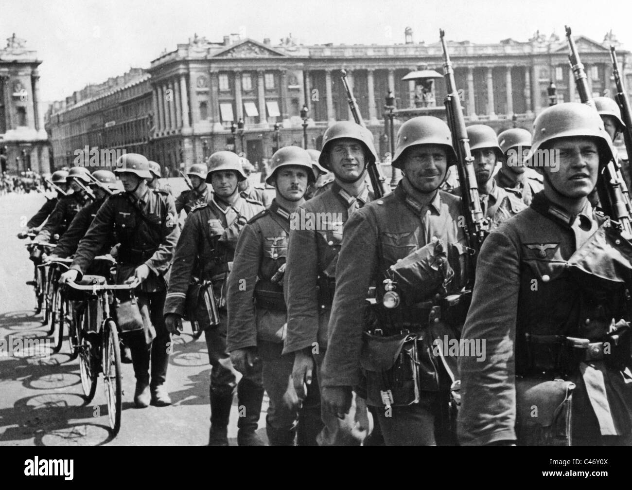 Second World War: German troops marching into Paris, 14.06.1940 Stock ...