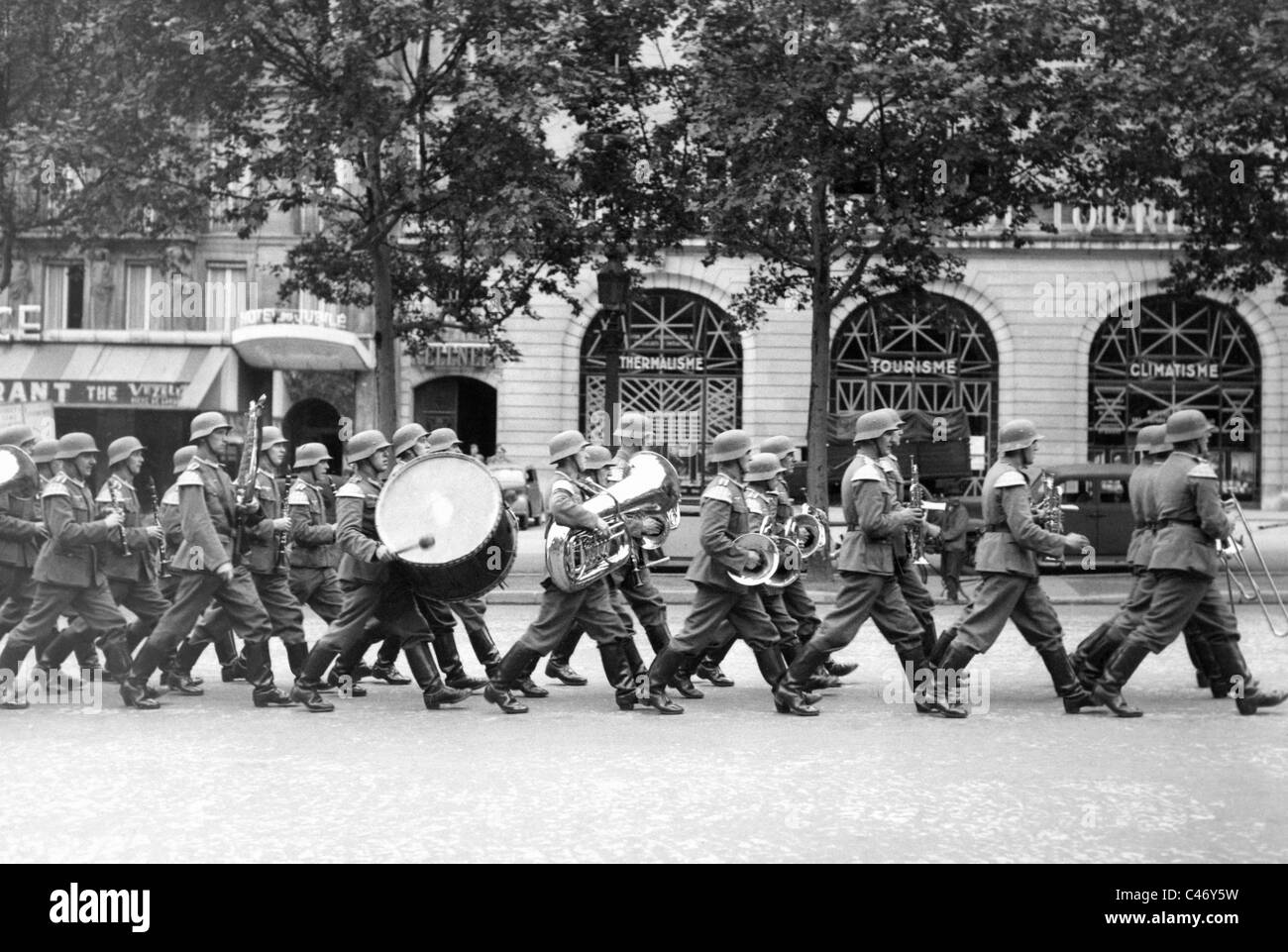 Parade wehrmacht in paris 1940 hi-res stock photography and images - Alamy