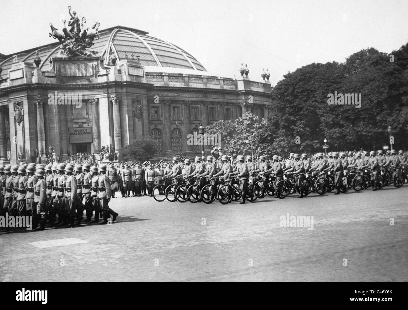 Second World War: German Parades in Paris, from July 1940 Stock Photo ...