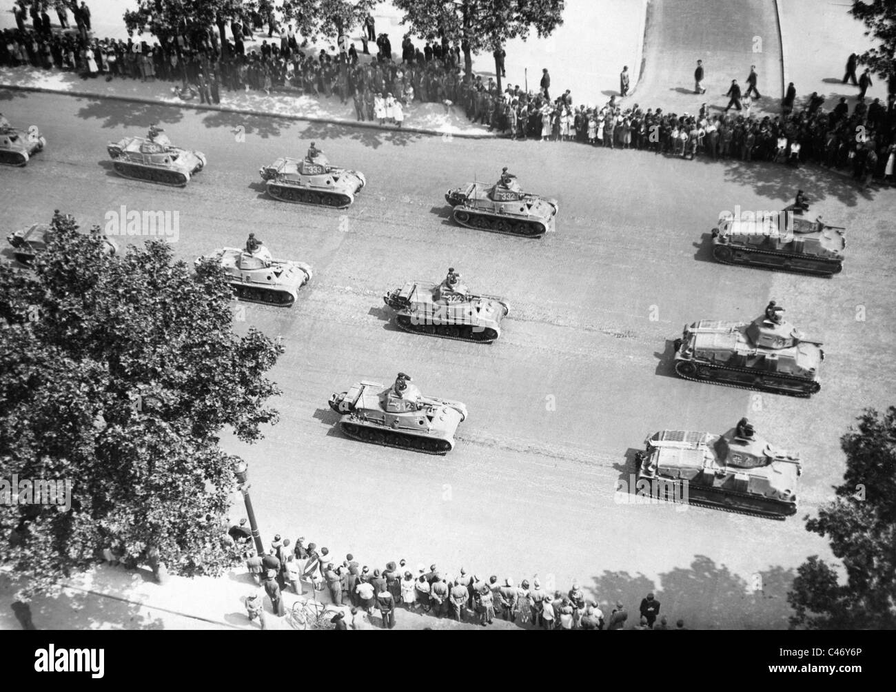 Second World War: German Parades in Paris, from July 1940 Stock Photo ...
