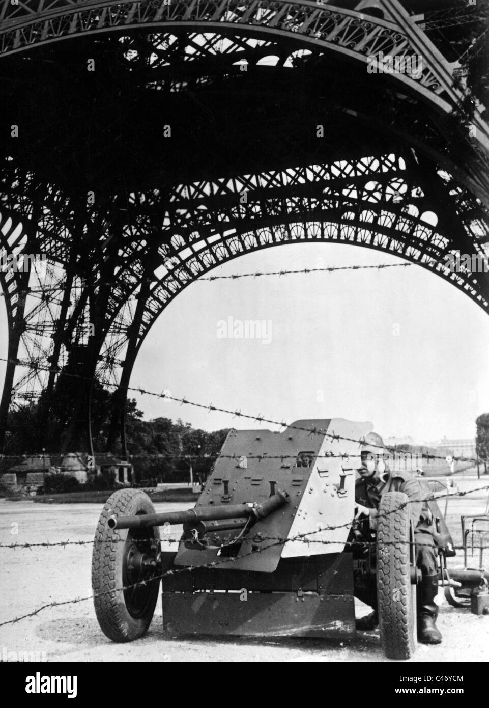 Second World War: Western Front. German soldiers in Paris, 1940 - 1944 ...