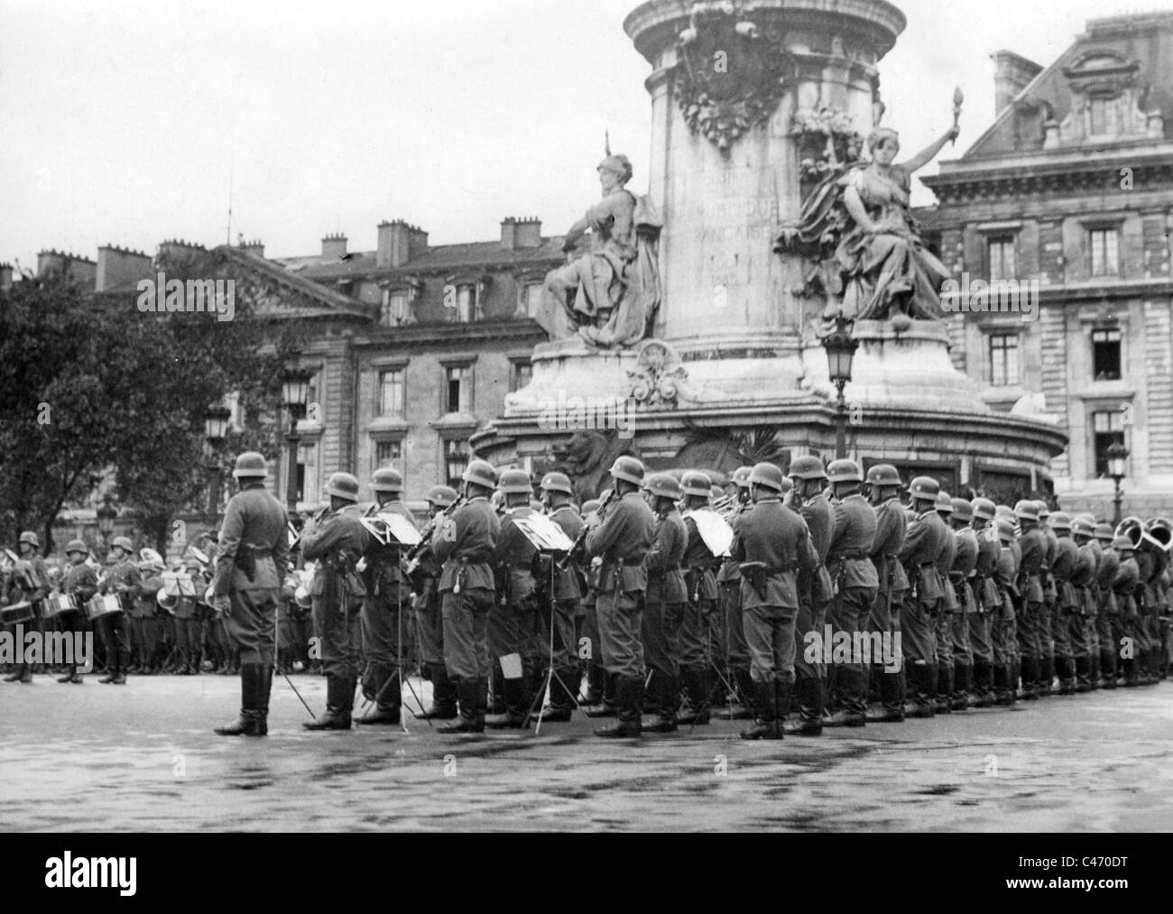 Second World War: Western Front. German military concerts in Paris ...