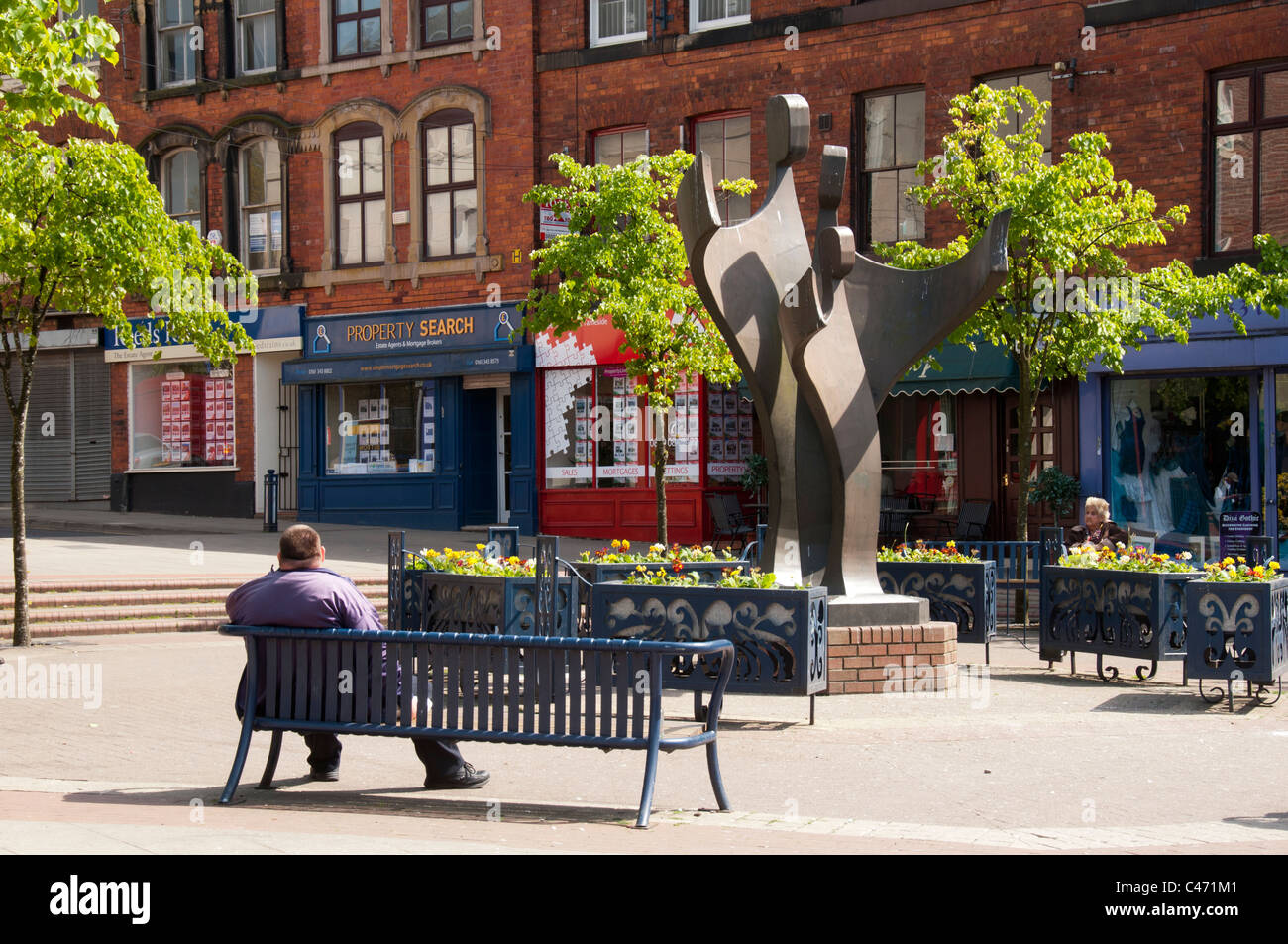 "The Family" sculpture, by Paul Margetts, Market Square, Ashton under ...