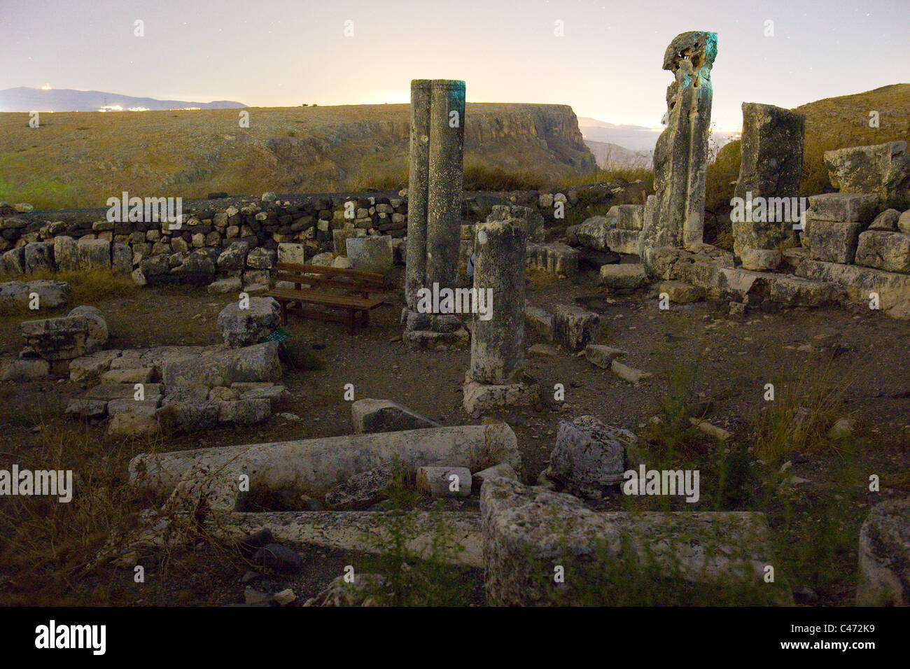 Night view of the ruins of the Arbel synagogue in the Galilee Stock ...
