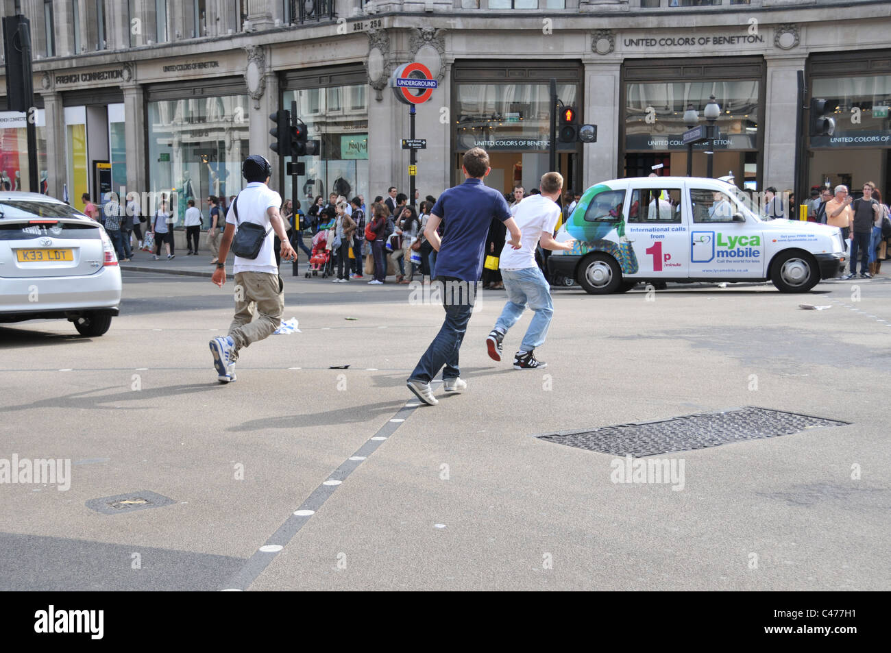 Young men running across traffic Oxford Circus pedestrians Stock Photo ...