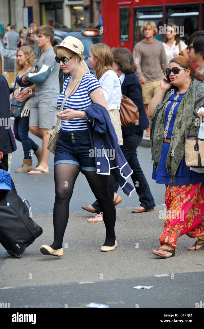 Busy oxford street hi-res stock photography and images - Alamy