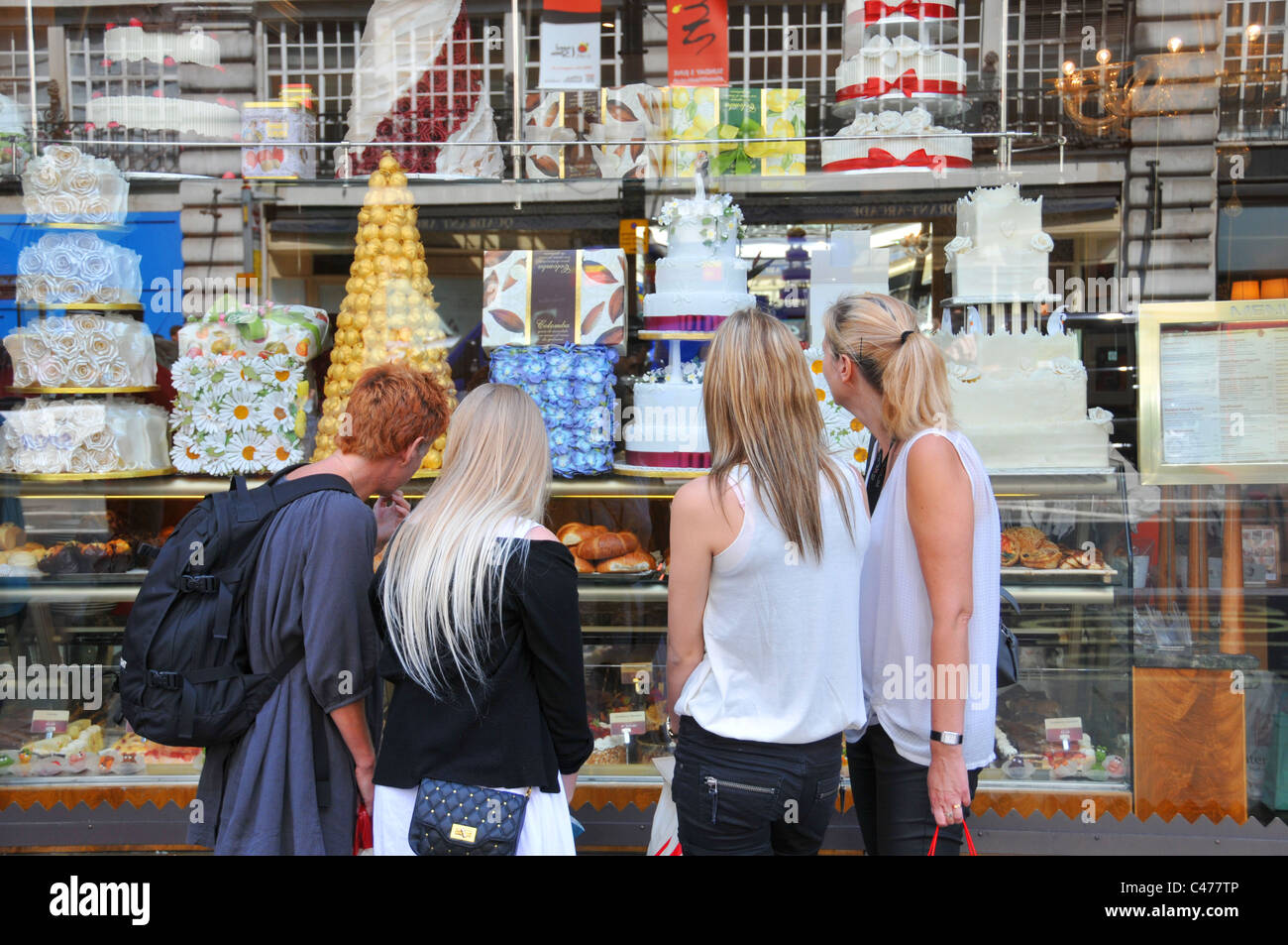 Cake shop window hi-res stock photography and images - Alamy