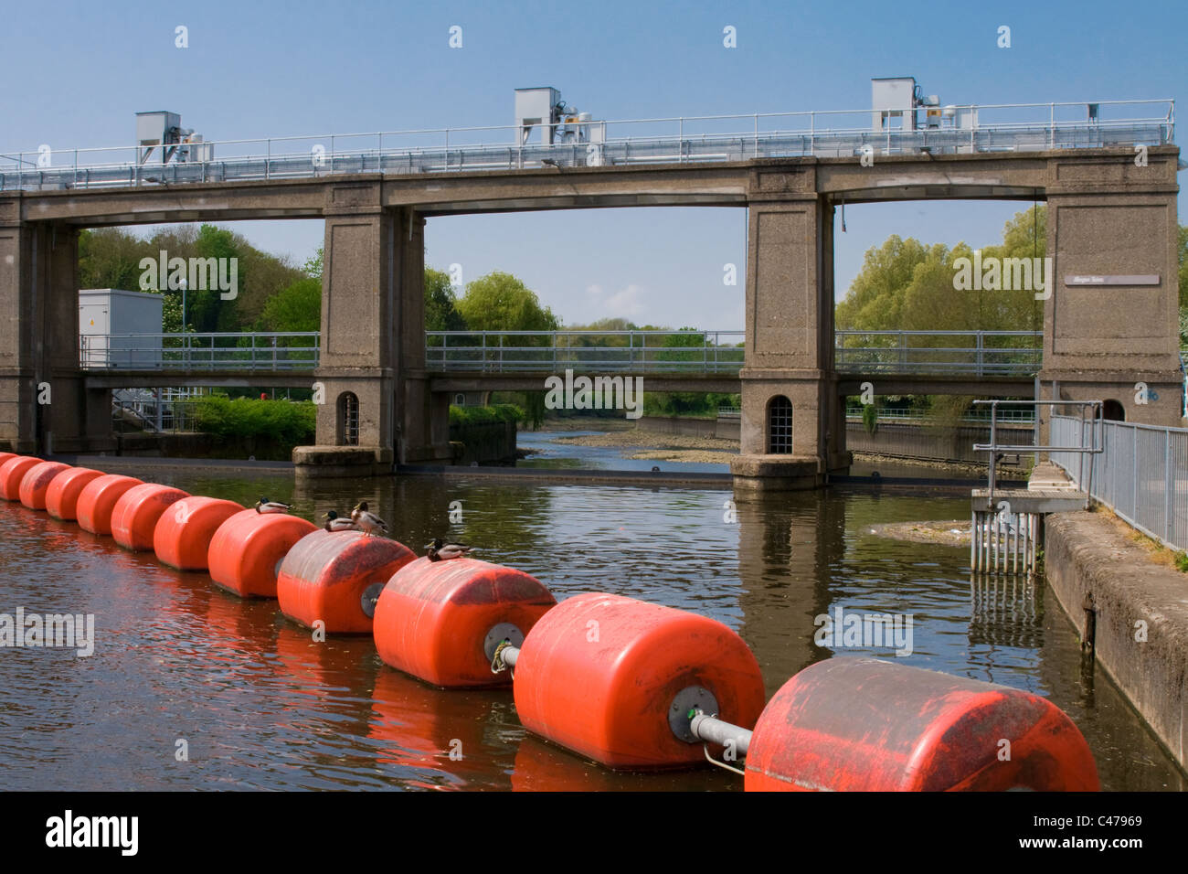 Allington Locks and sluice, River Medway, Kent, SE England Stock Photo ...