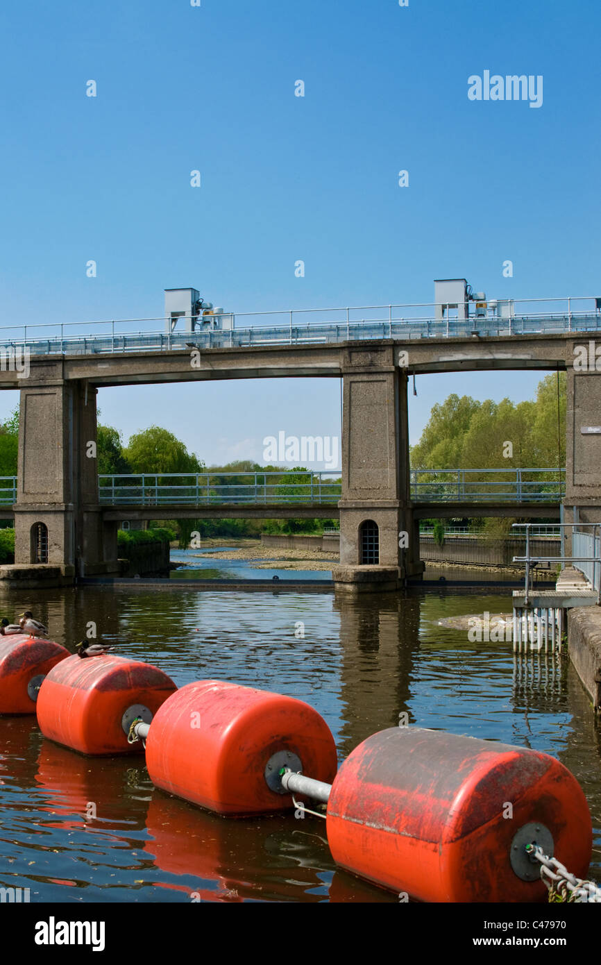 Allington Locks and sluice, River Medway, Kent, SE England Stock Photo ...
