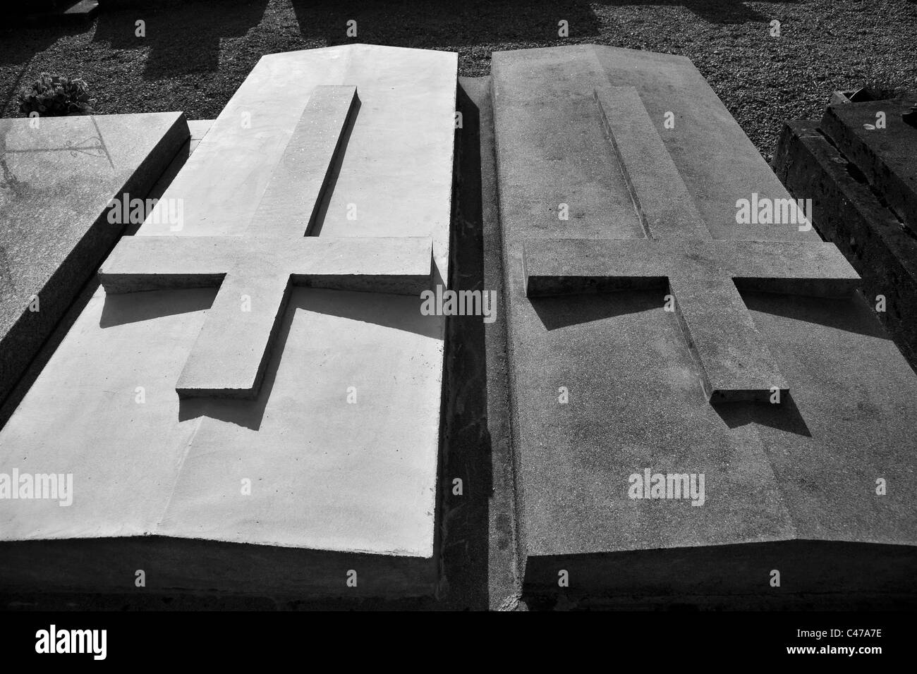Two headstones hi-res stock photography and images - Alamy