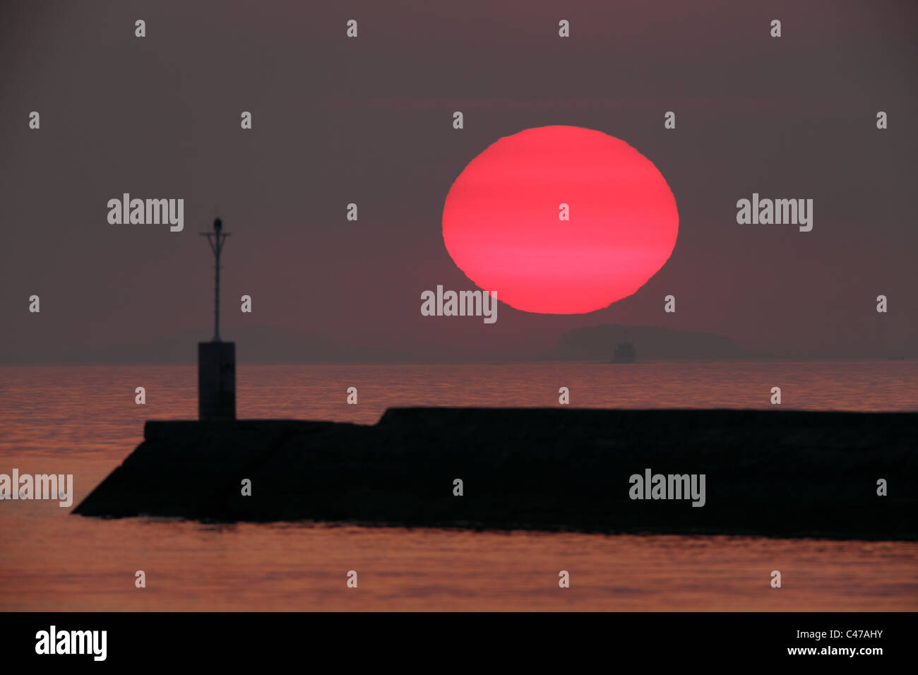 Large dramatic overcast sunset hi-res stock photography and images - Alamy