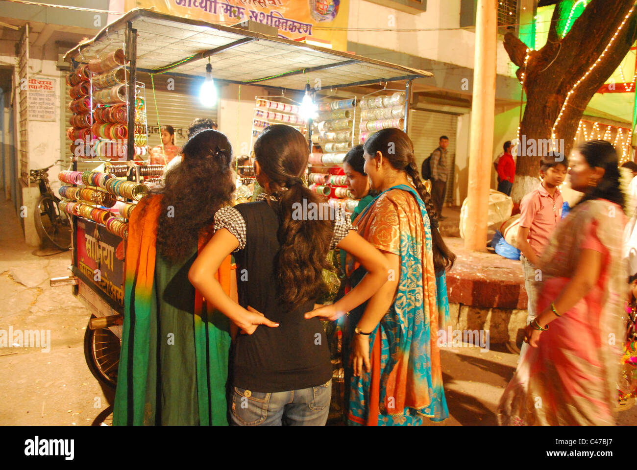Bangle shop hi-res stock photography and images - Alamy