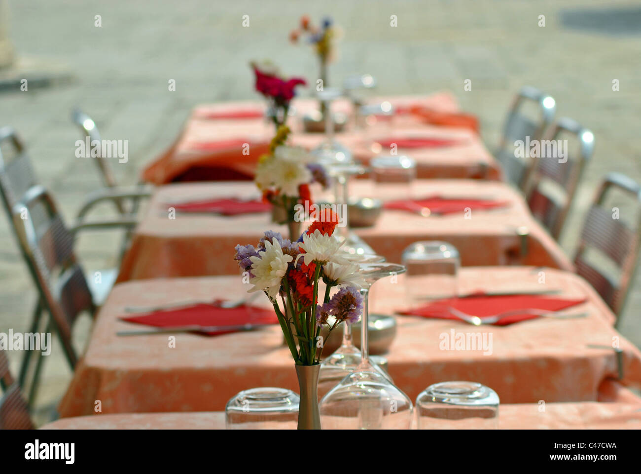 Flowers on restaurant tables in Italy Stock Photo - Alamy