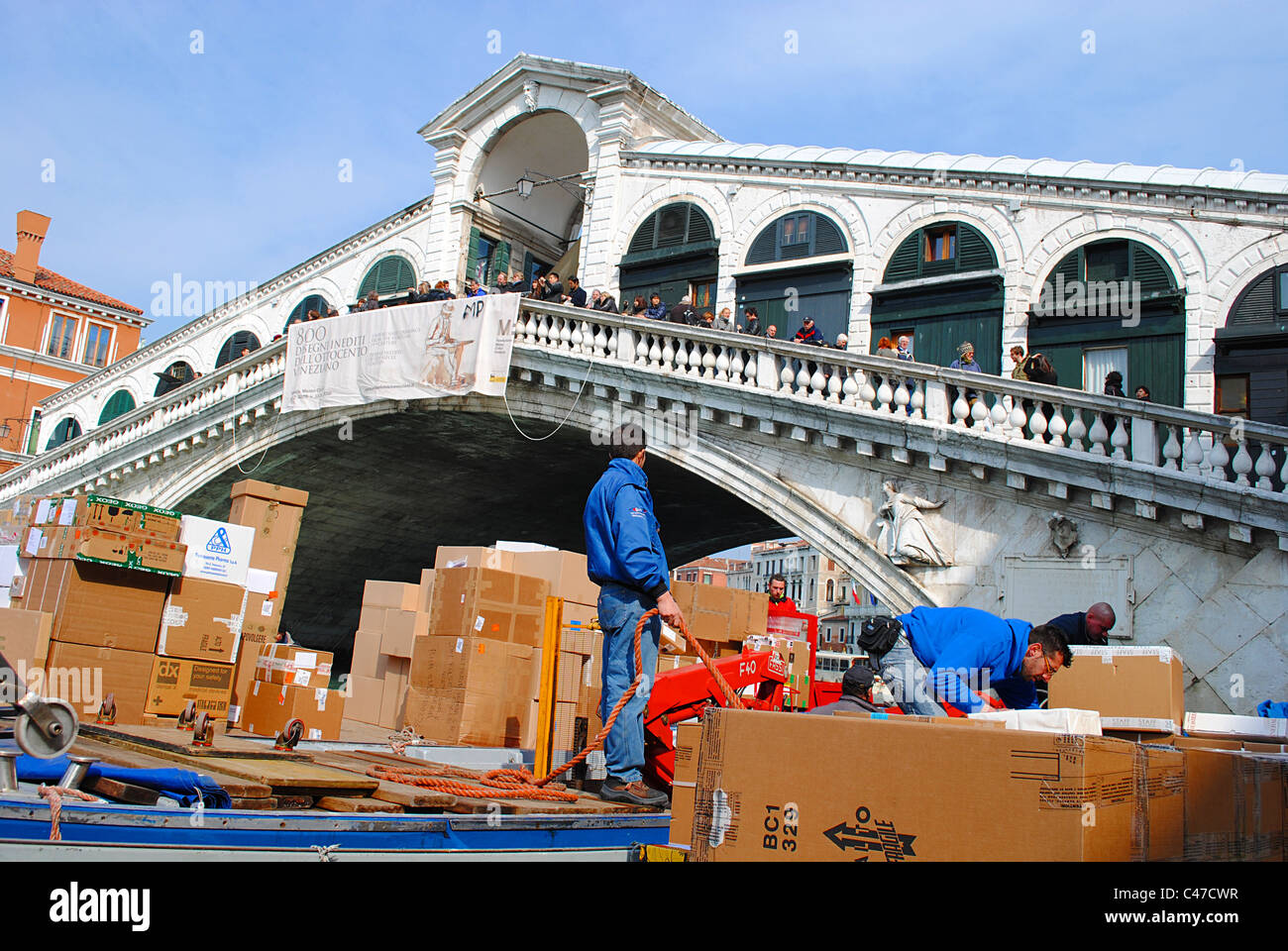 Barge delivering boxes by the Rialto, Venice, Italy Stock Photo - Alamy