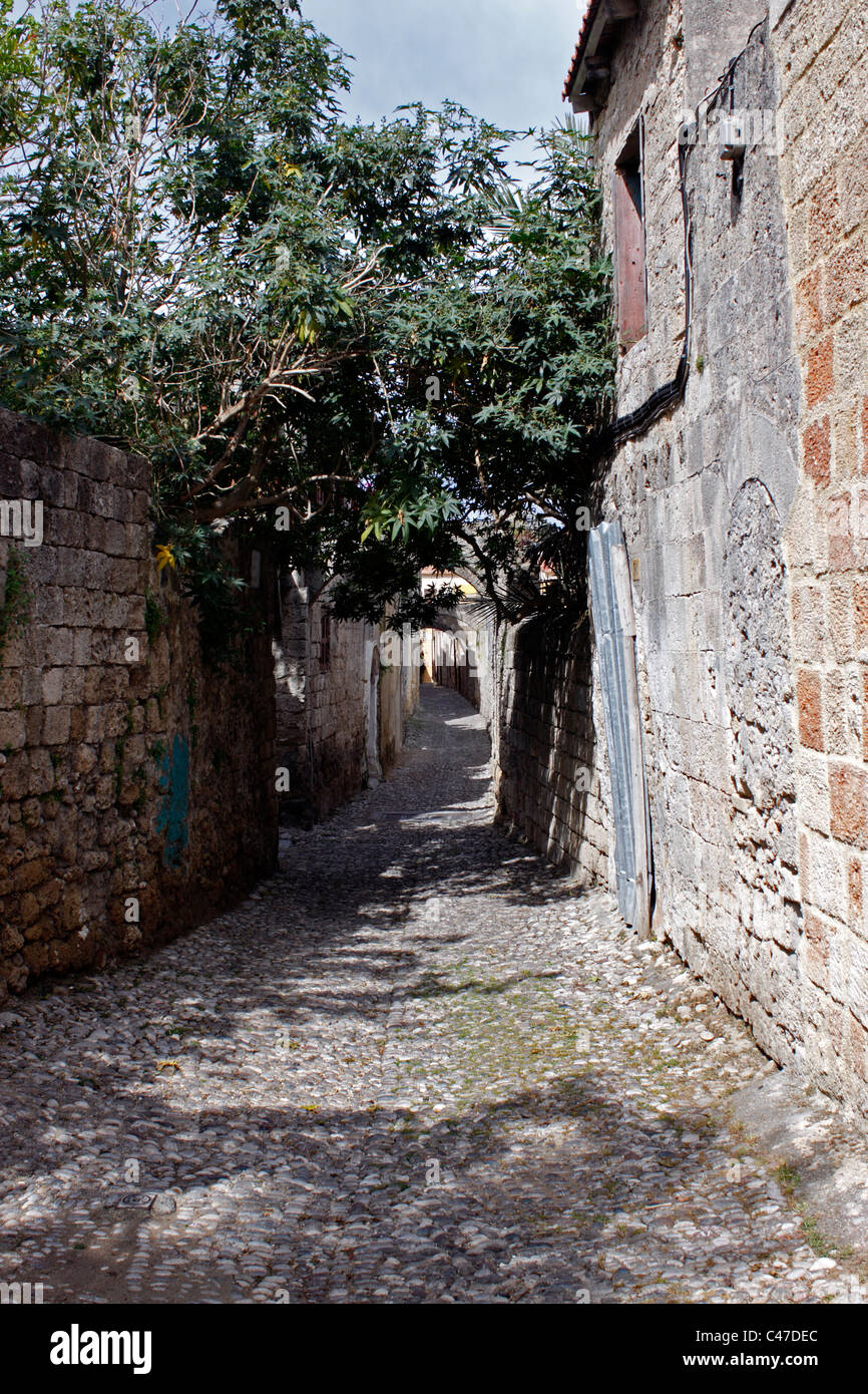 THE NARROW BACKSTREETS OF RHODES OLD TOWN. RHODES Stock Photo - Alamy