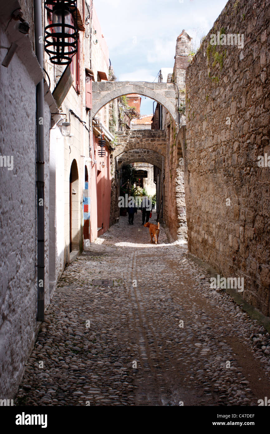 THE NARROW BACKSTREETS OF RHODES OLD TOWN. RHODES Stock Photo - Alamy