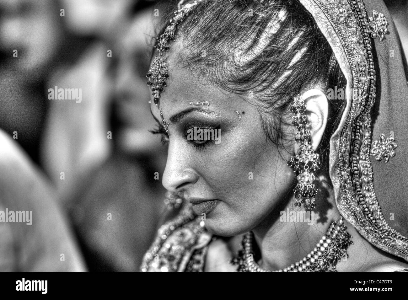 Sikh bride in traditional dress on her wedding day Stock Photo - Alamy