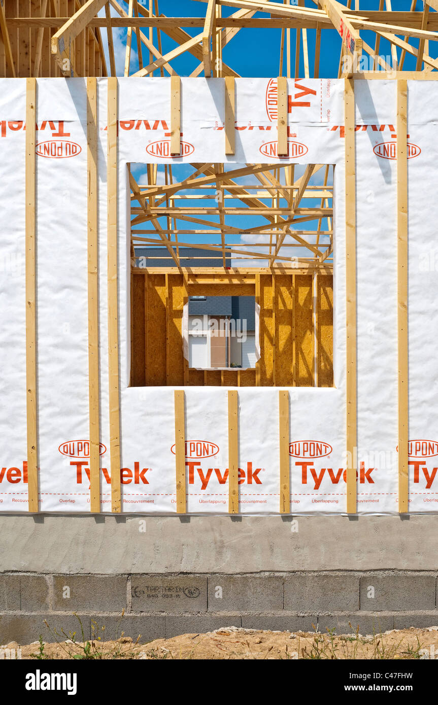 New wood bungalow house construction / Du Pont "Tyvek housewrap ...