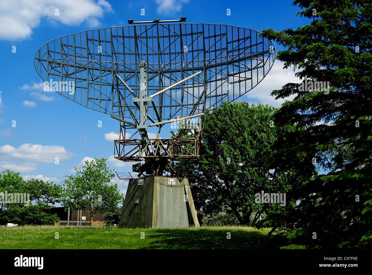 A large, world war two era radar dish type AN/FPS-508 Stock Photo - Alamy
