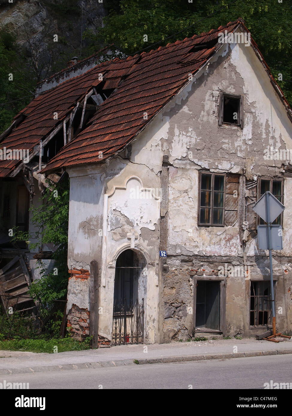 Abandoned building stairs hi-res stock photography and images - Alamy