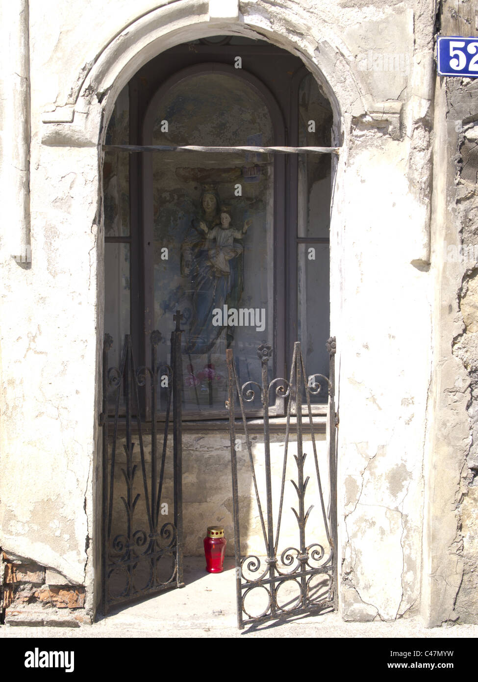 Abandoned shrine hi-res stock photography and images - Alamy