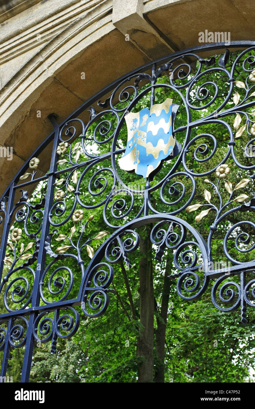 Crest gate oxford college iron hi-res stock photography and images - Alamy