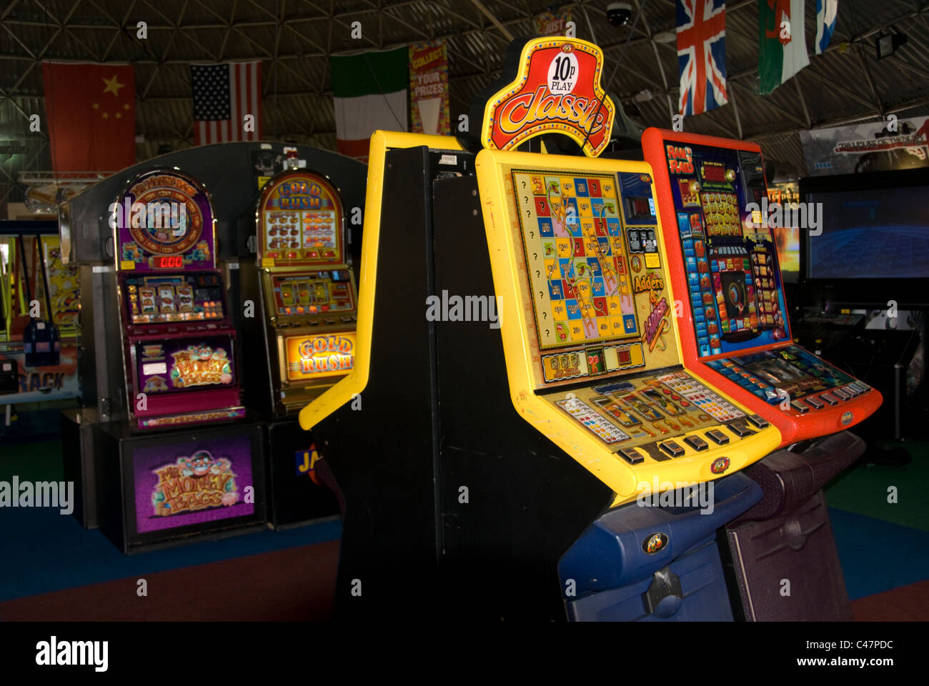 EAST SUSSEX; BRIGHTON; AMUSEMENT MACHINES ON THE PIER Stock Photo - Alamy