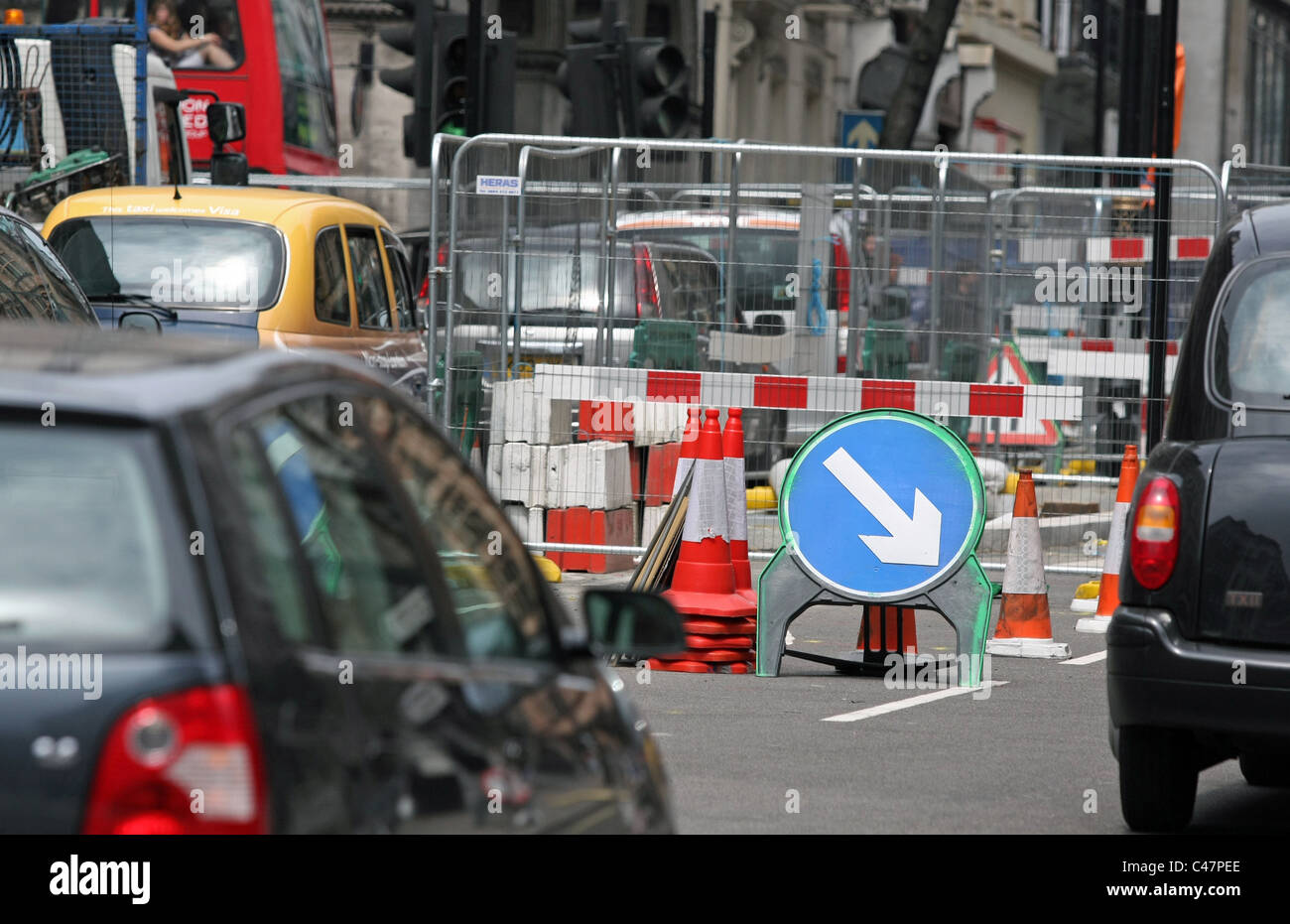 Traffic in roadworks in London Stock Photo - Alamy
