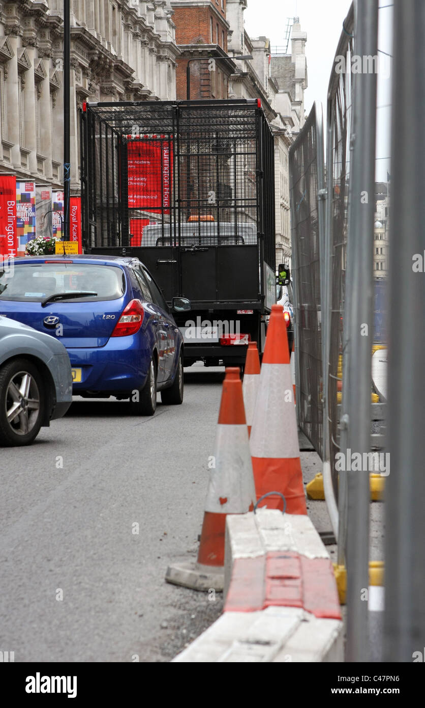 Traffic in roadworks in London Stock Photo - Alamy