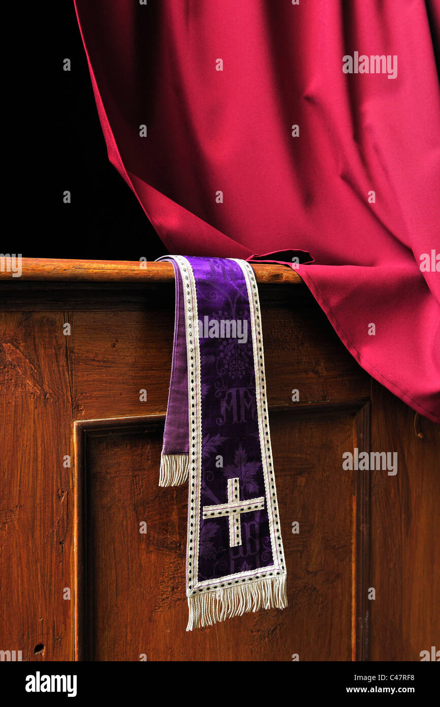 Stole priest hi-res stock photography and images - Alamy