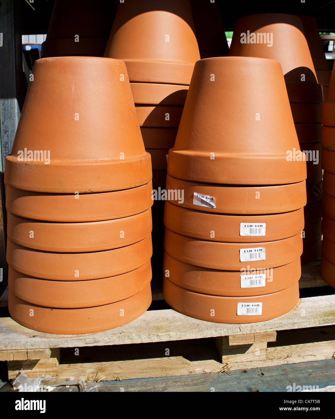 Garden pots uk hi-res stock photography and images - Alamy