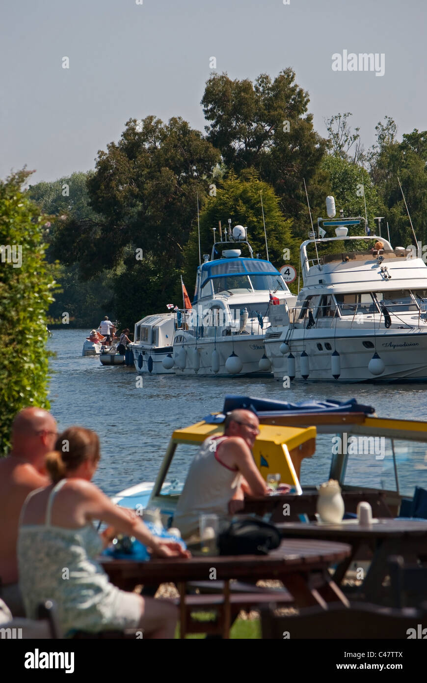The Norfolk Broads on The River Bure at Horning, Norfolk, England Stock ...