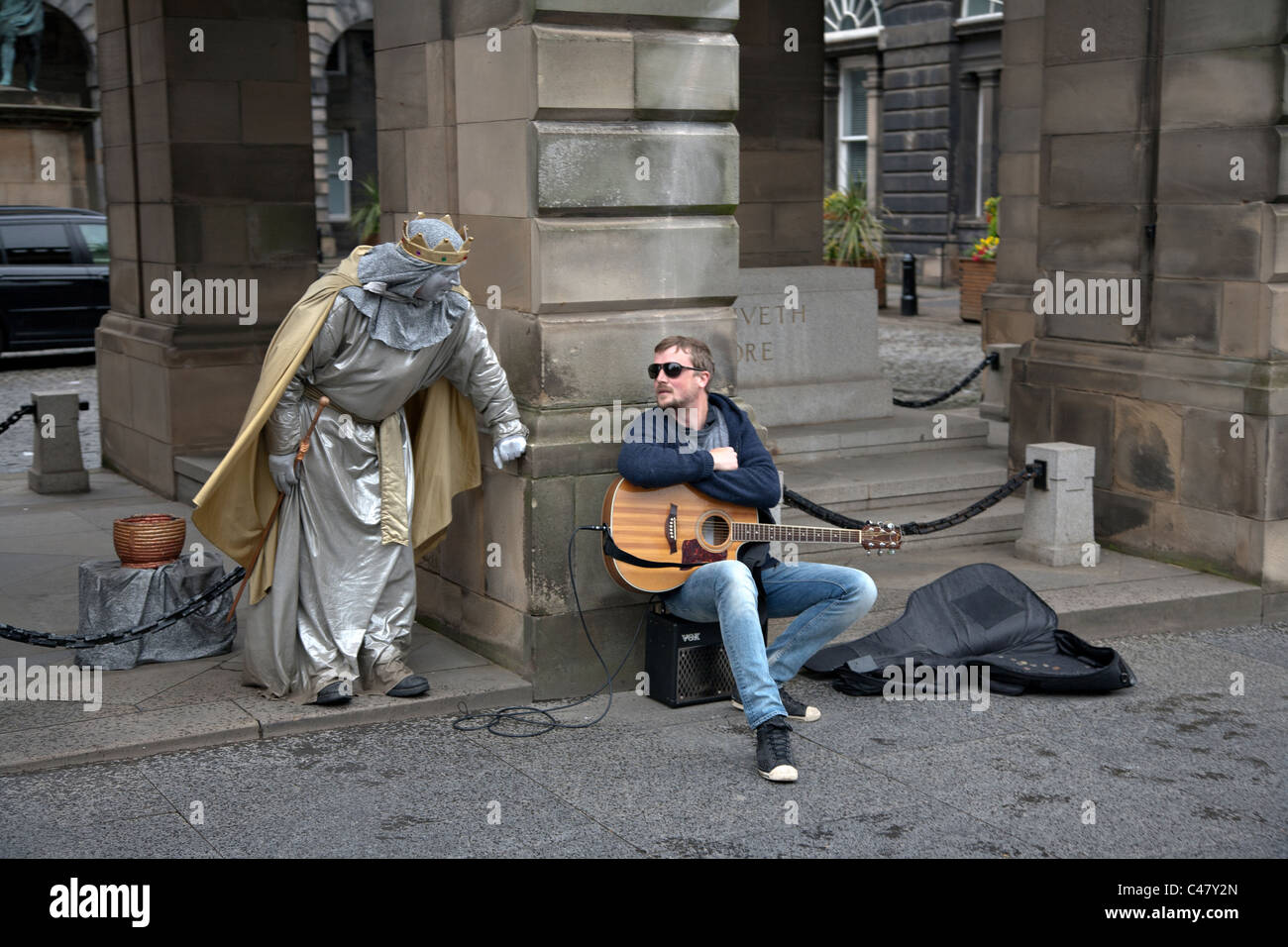 human statue and musician in edinburgh Stock Photo - Alamy