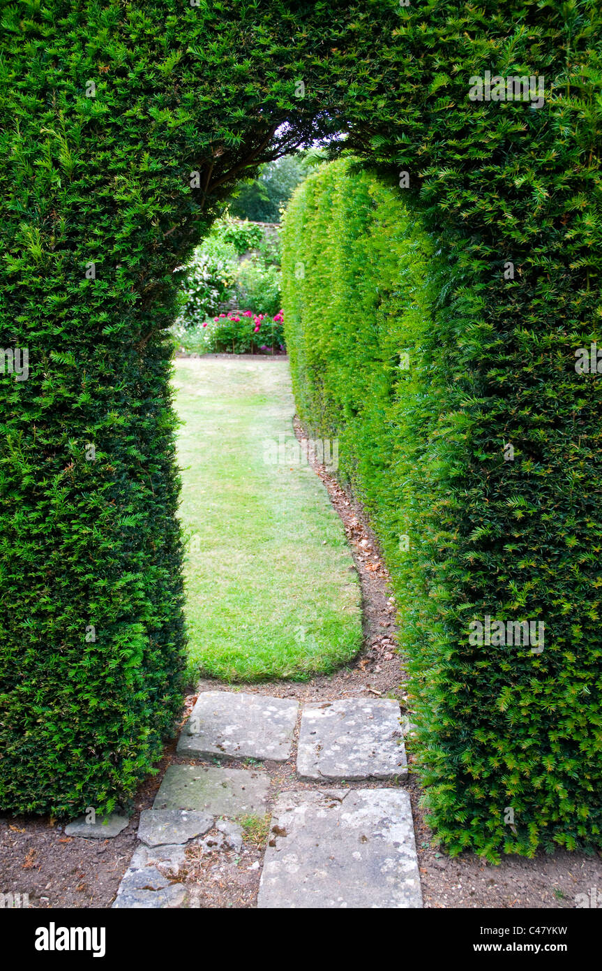 Yew hedge with arch hi-res stock photography and images - Alamy