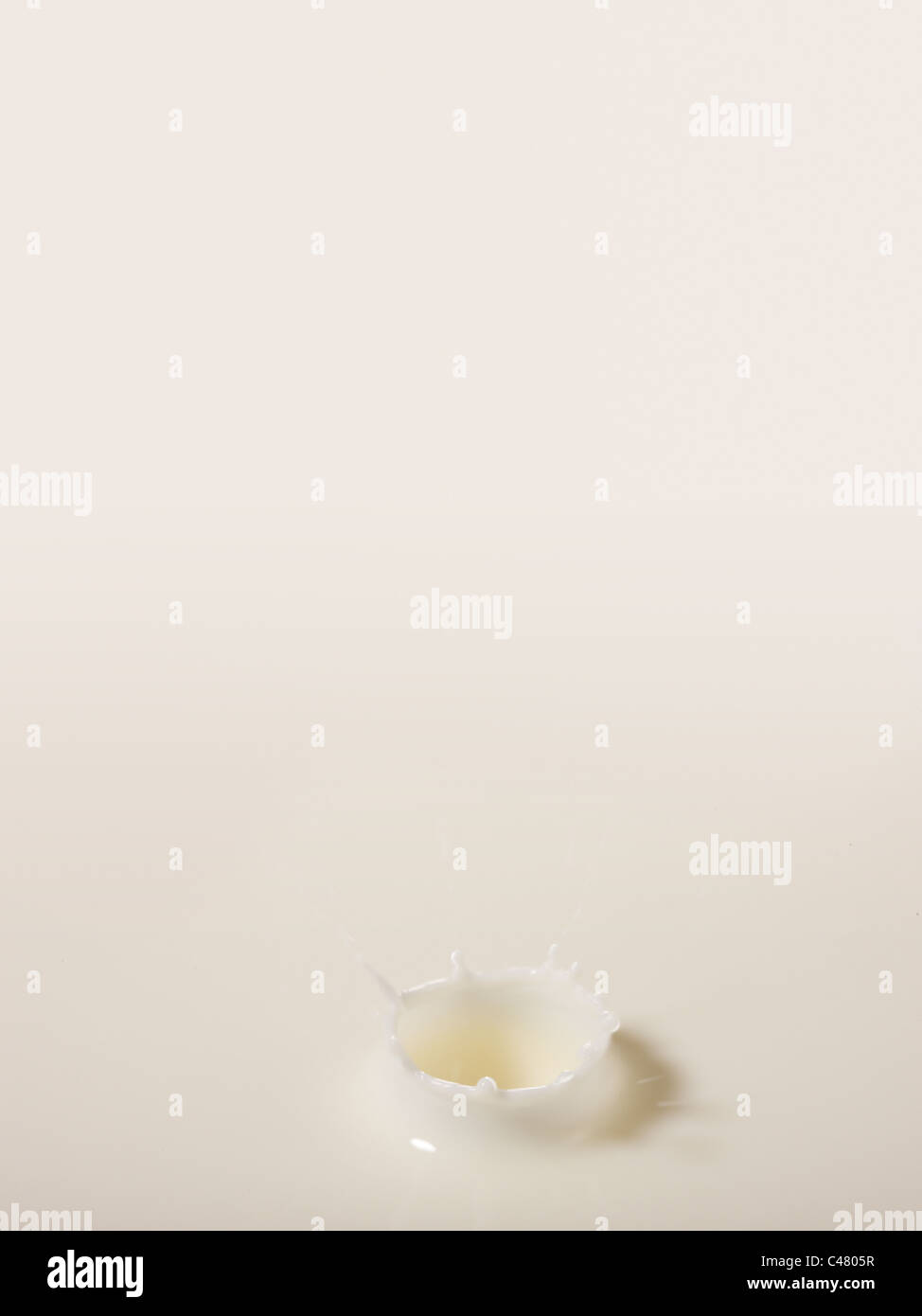 Milk cream splash crown hi-res stock photography and images - Alamy