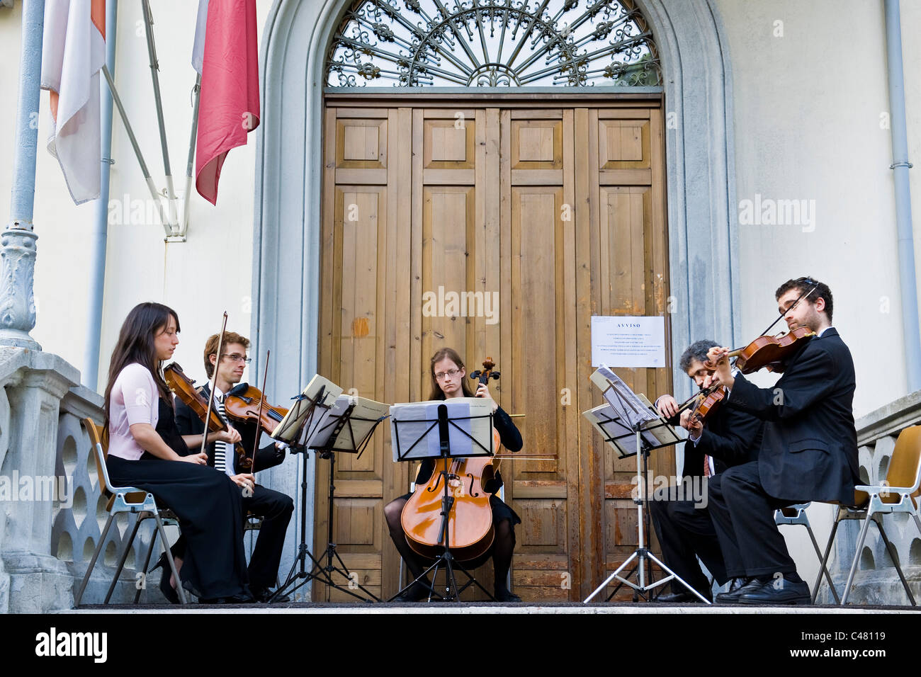 Music violins hi-res stock photography and images - Alamy