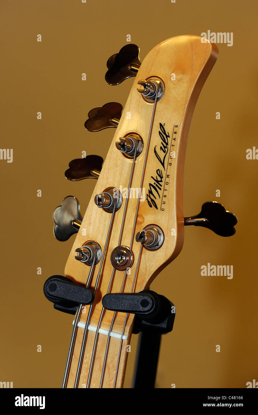 Night musician hi-res stock photography and images - Alamy
