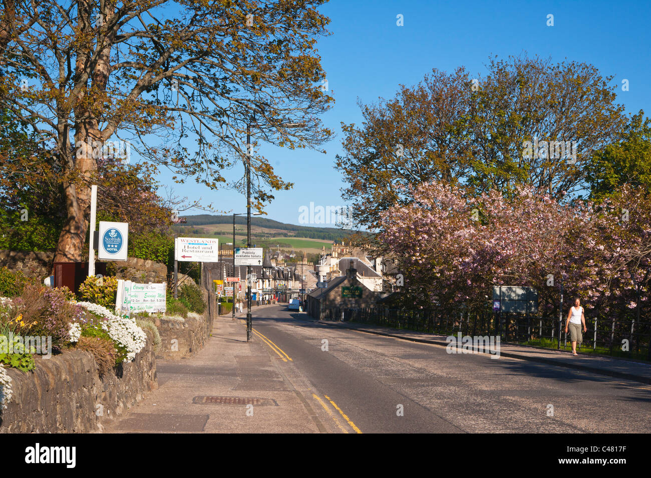 Main street pitlochry perthshire scotland hi-res stock photography and ...