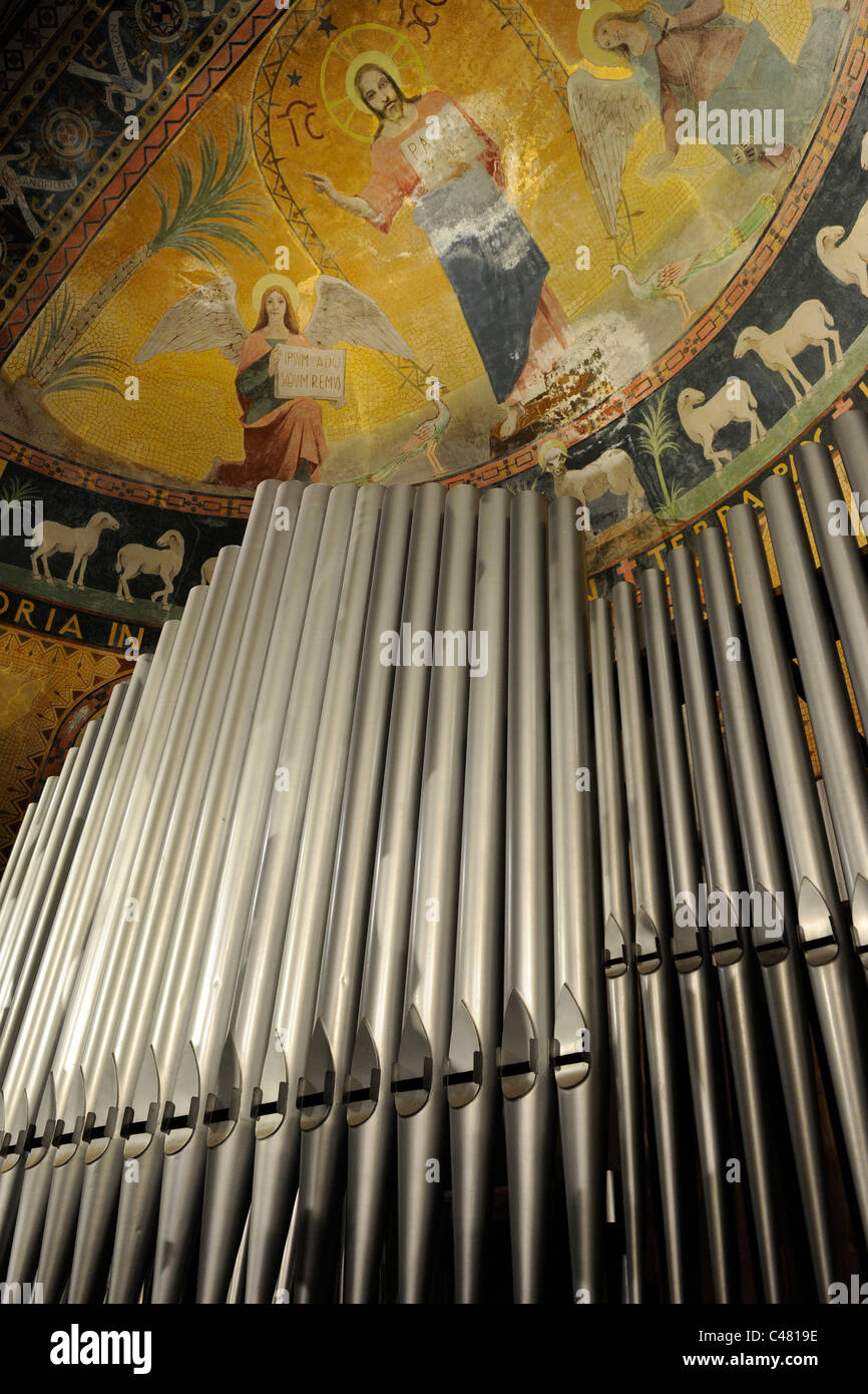 Night musician hi-res stock photography and images - Alamy