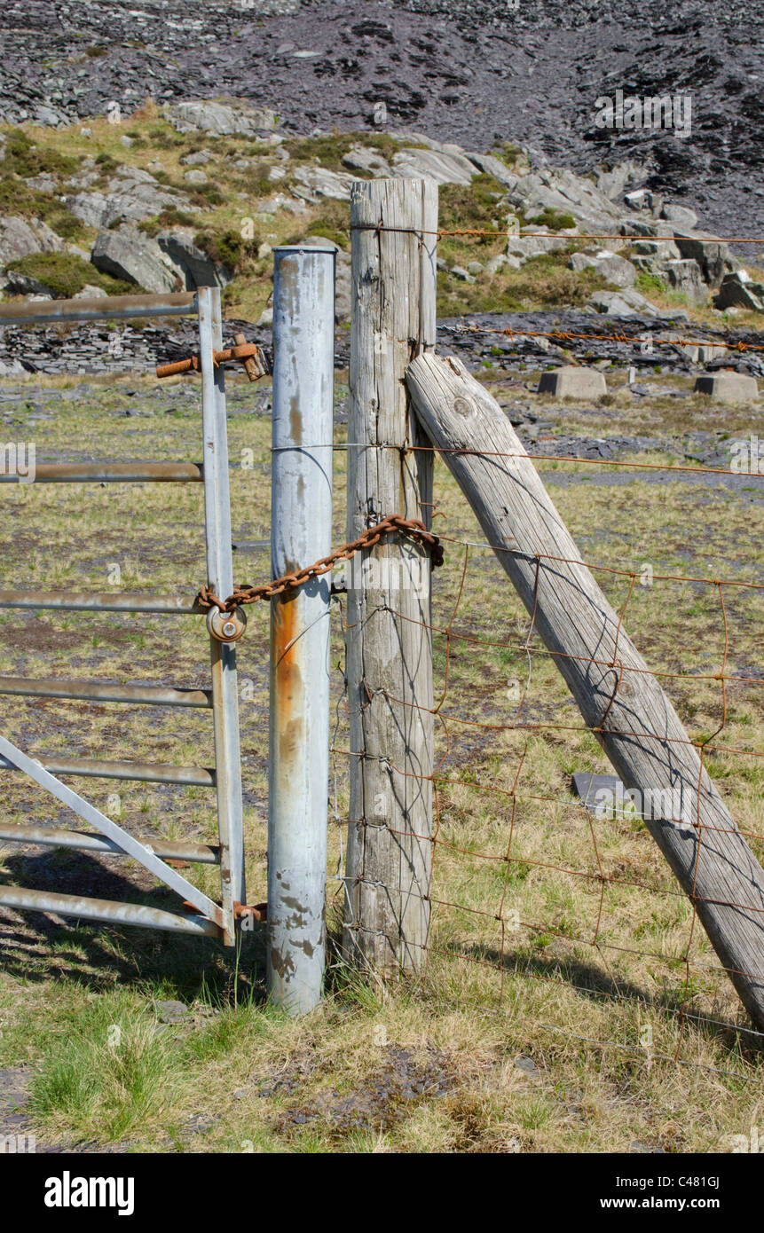 Old Gate Post And Fence In The Disused Dinorwig Slate Mine Snowdonia North Wales Uk Stock