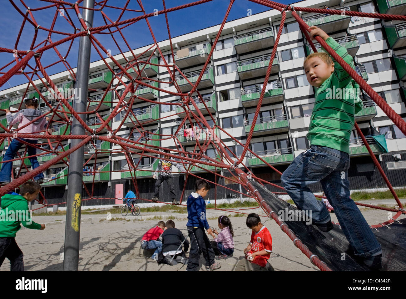 Inuit children playing hi-res stock photography and images - Alamy